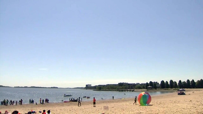 As temps. near record highs, Bay Staters cool off at Carson Beach ...