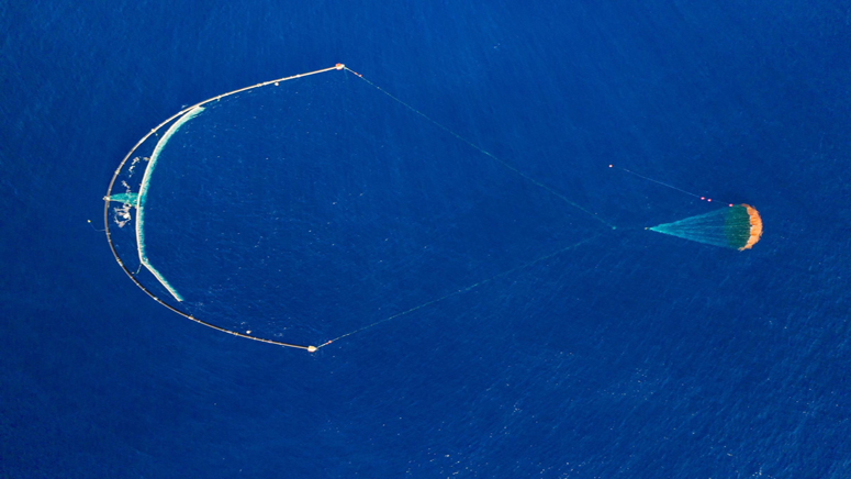 A floating device created to clean up plastic from the ocean is finally ...