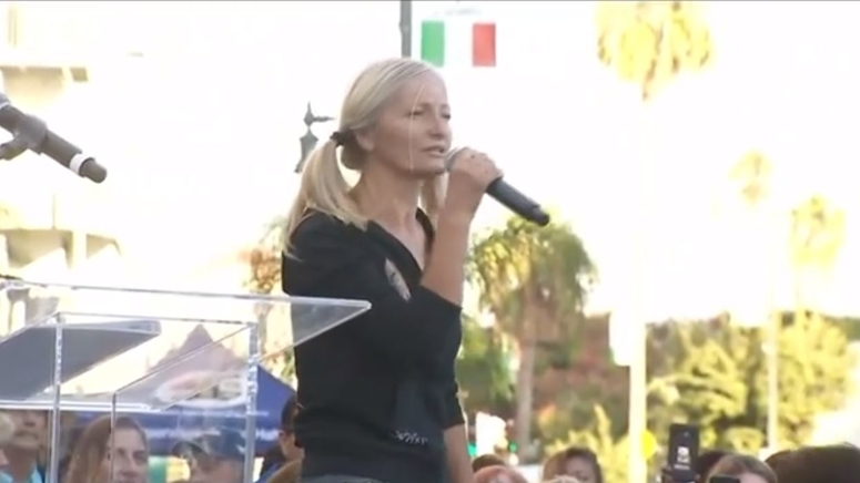 Homeless woman with amazing singing voice performs at historic Little ...