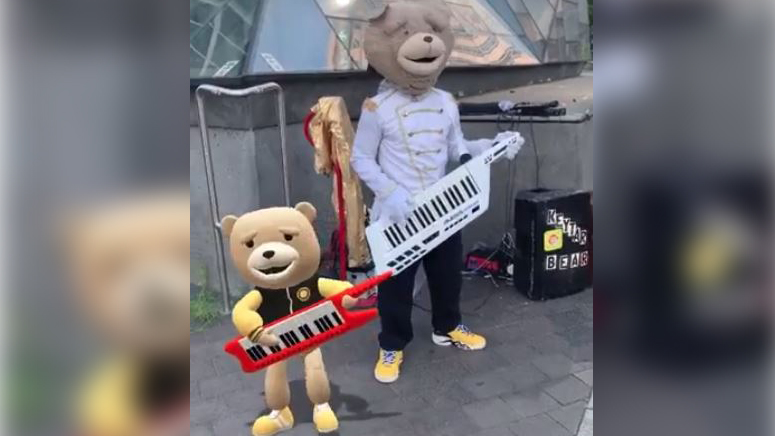 New Snapchat lens lets users rock out with Keytar Bear - Boston News ...