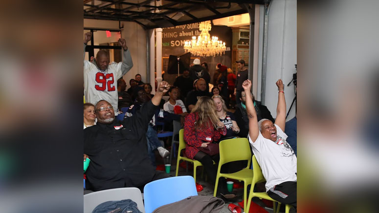 A man randomly threw a Super Bowl party for the homeless, 3 years later ...