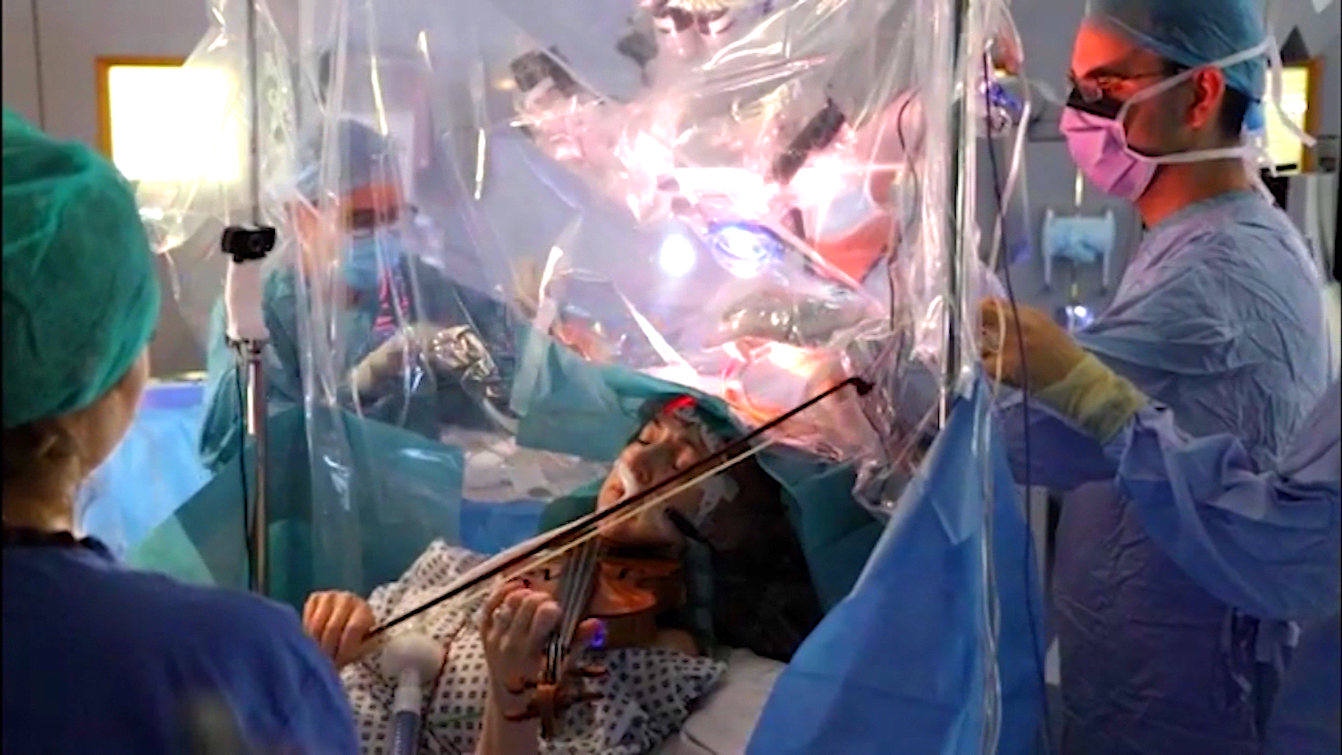 This violinist played her instrument as surgeons removed a brain tumor ...