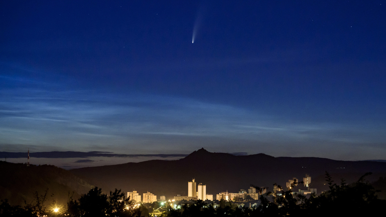 Comet streaking past Earth, providing spectacular show - Boston News ...