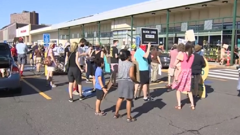Protesters continue to rally against Cambridge Whole Foods’ BLM mask ...