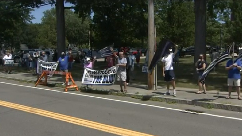 Protesters clash at rally for ‘thin blue line’ flag in Hingham - Boston ...