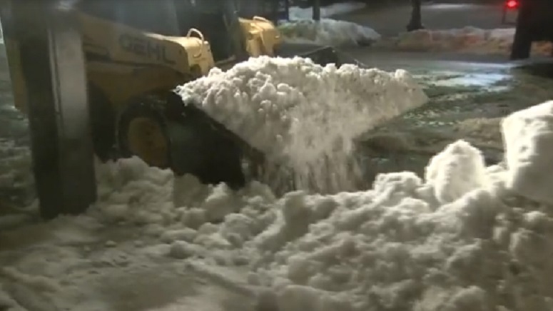 Crews clearing snow ahead of Christmas storm that could bring flooding ...