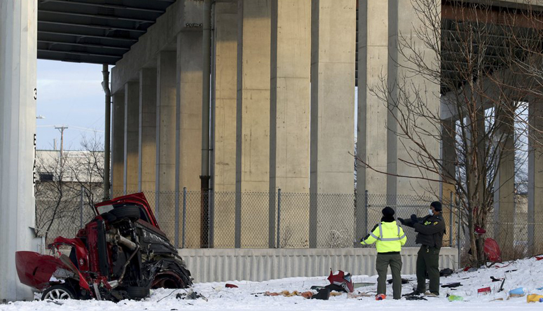 2 killed, 2 injured when car plunges off Chicago expressway - Boston ...