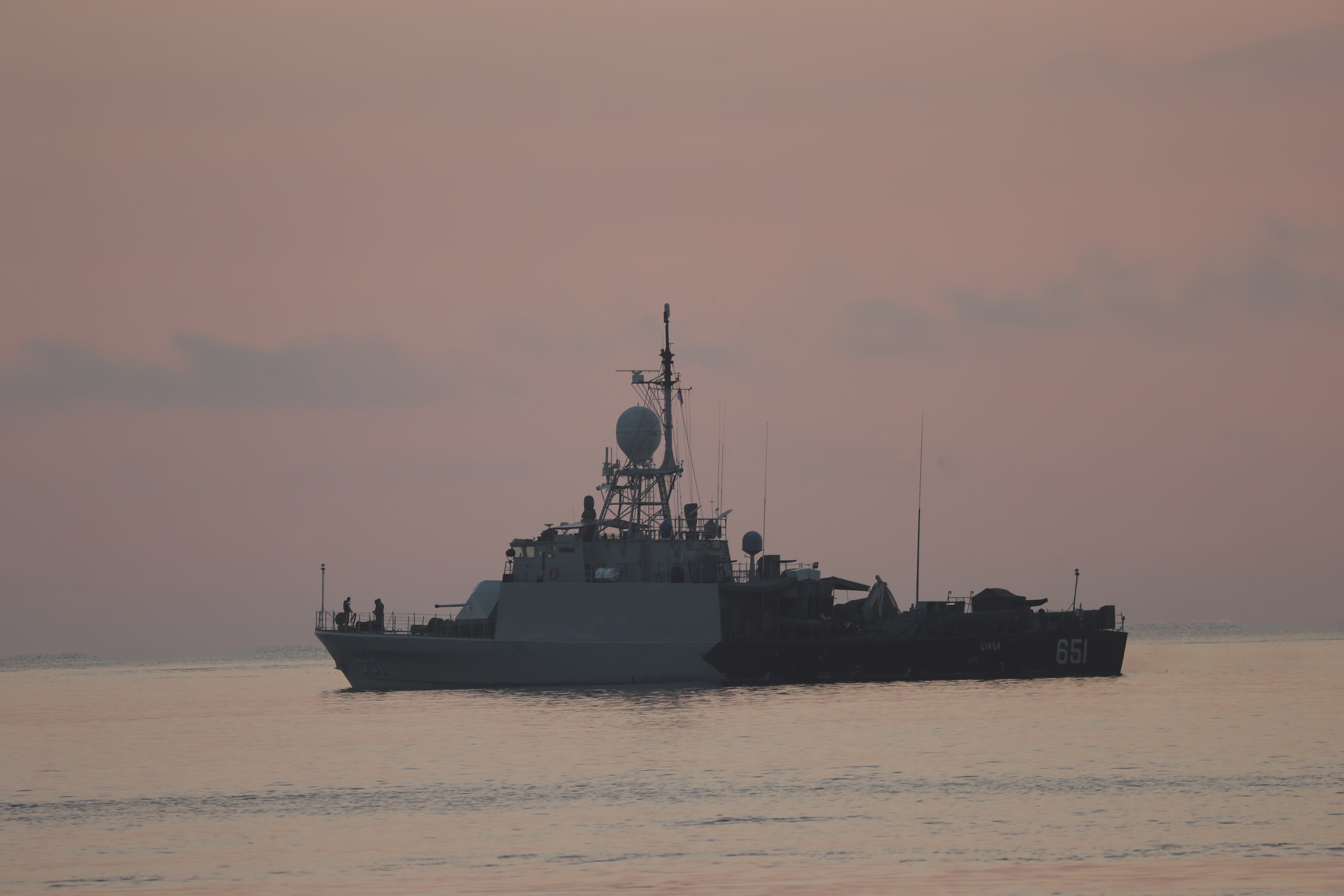 US Navy fires warning shots in new tense encounter with Iran - Boston ...