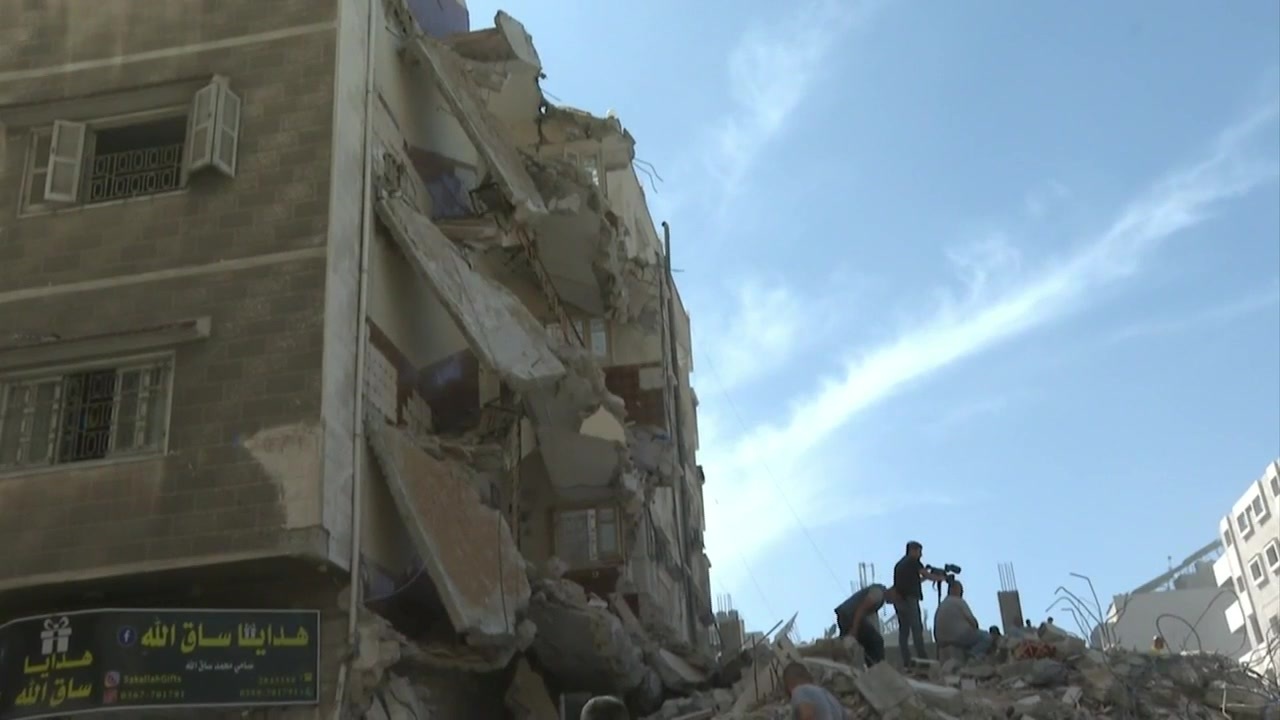 Rocket from Gaza kills 2 as Israel topples 6-story building - Boston ...