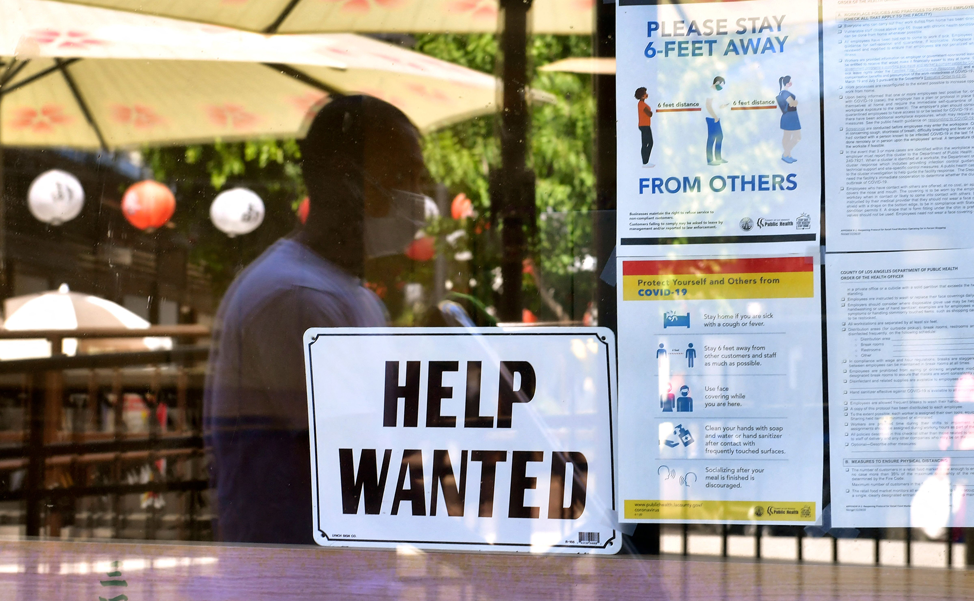 US applications for jobless benefits inch down, remain at historically ...