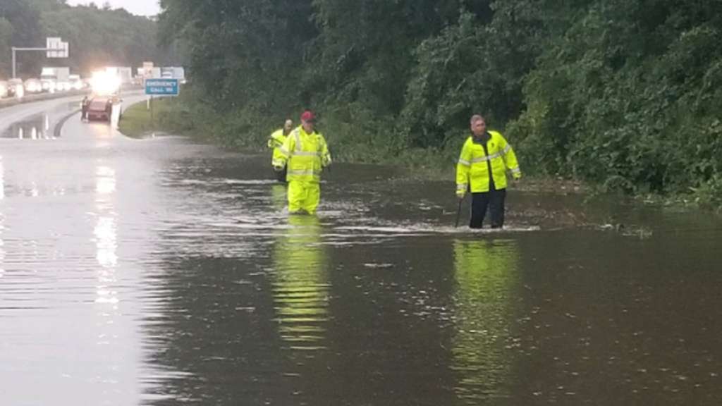 Route 24 temporarily shut down in Fall River after flooding makes it ...