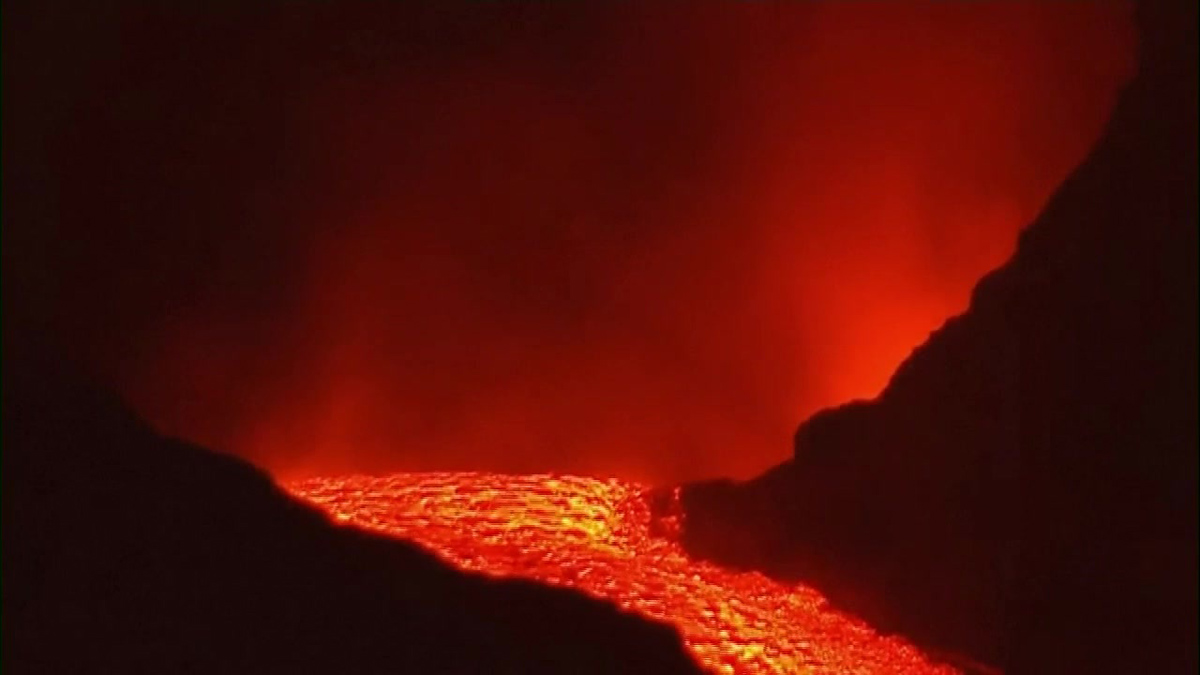 4 weeks on, no sign Spanish volcano eruption is close to end - Boston ...