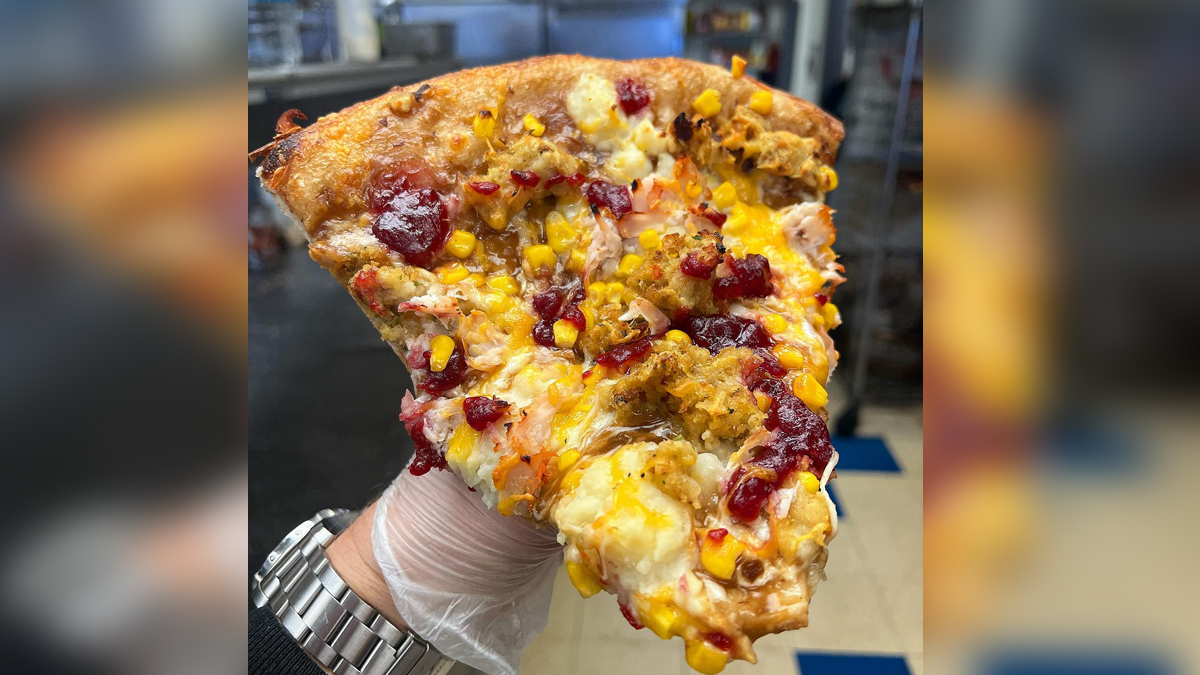 Restaurant rolls out new Thanksgiving pizza topped with turkey, classic ...