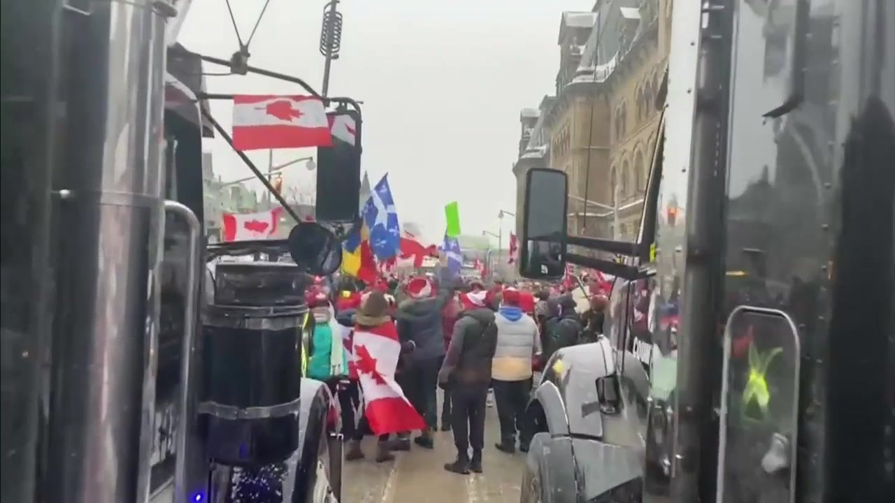 Canada border blockade clearing peacefully as police move in - Boston ...
