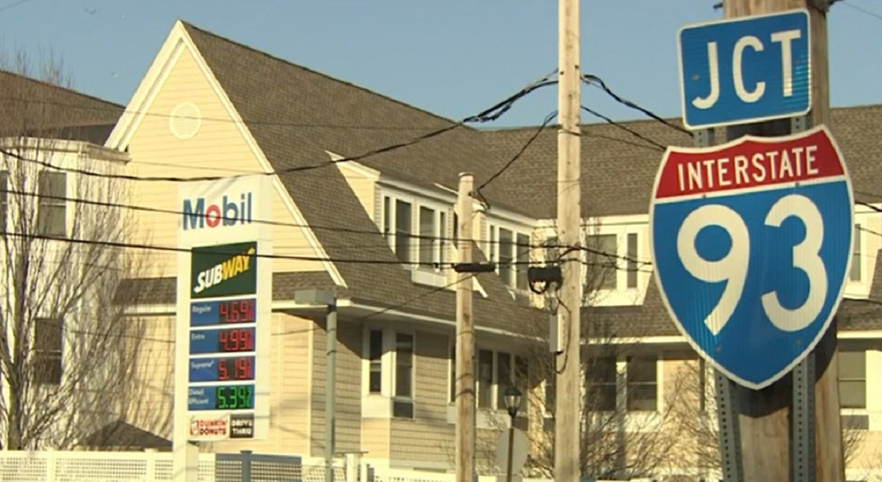 Average gas price in U.S. tops $4, Mass. sees $4.70 - Boston News ...