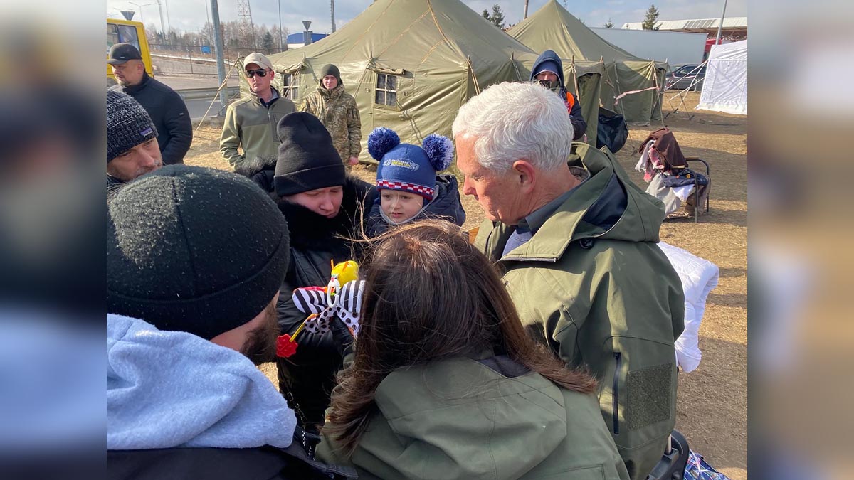 Former Vice President Pence visits Ukraine-Poland border and meets with ...