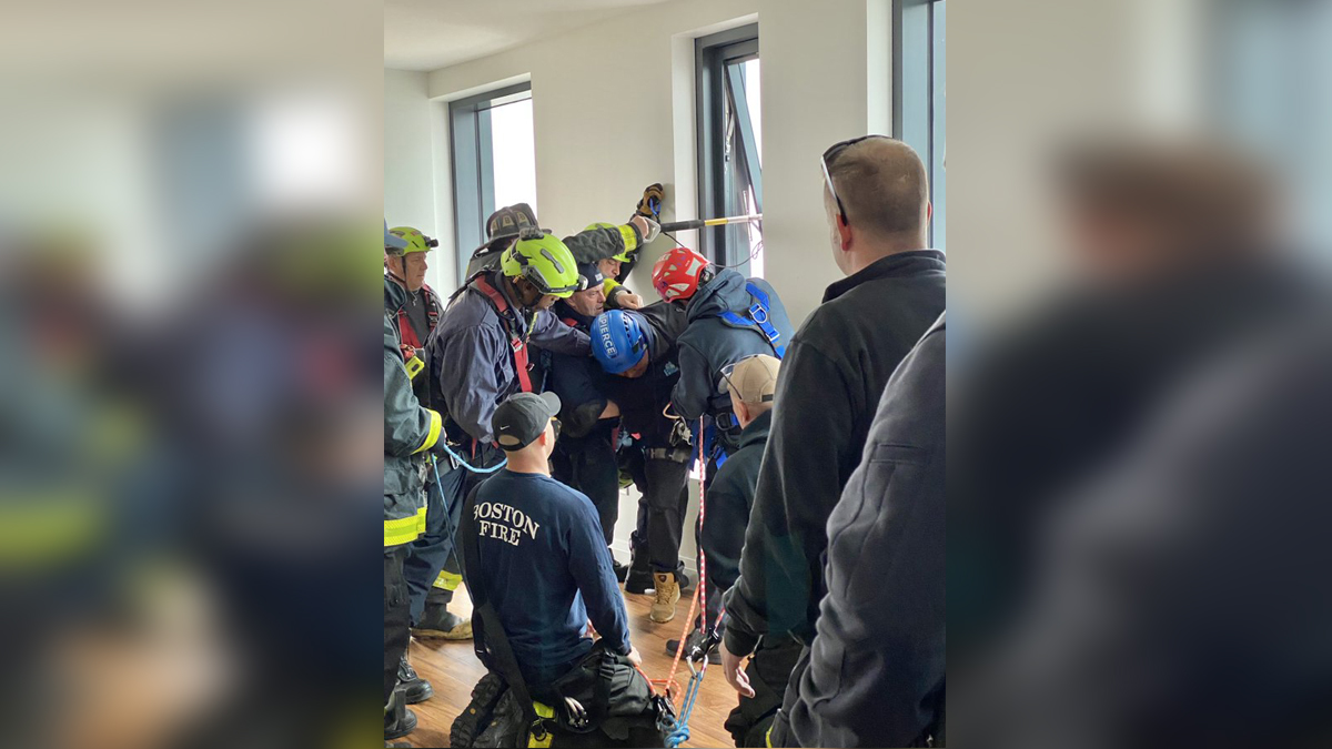 WATCH: Crews rescue window washers who were left dangling from side of ...