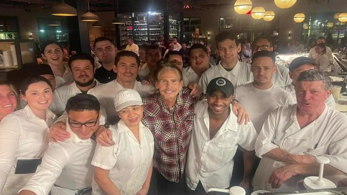 Aerosmith’s Steven Tyler poses for photos at another Mass. restaurant ...