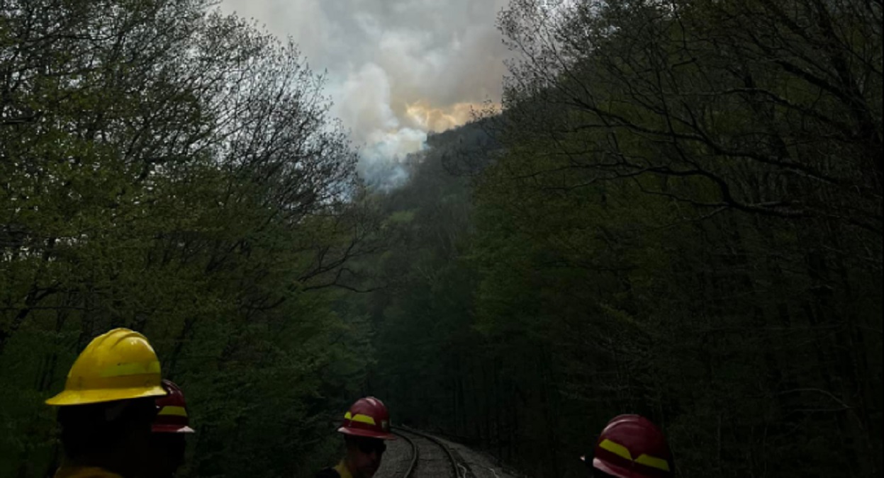 Firefighters battle large forest fire in White Mountains - Boston News ...