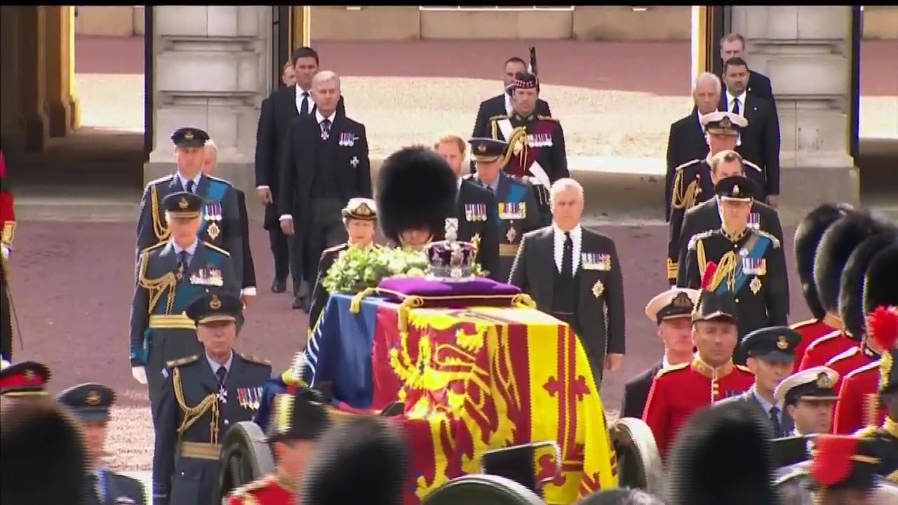 Queen Elizabeth II lies in state after solemn procession - Boston News ...
