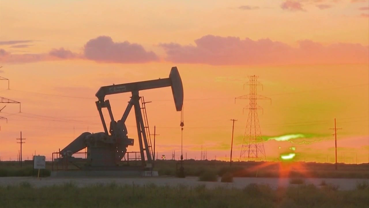 Oil drops below $80 per barrel, while tech stocks weigh on a mixed Wall ...