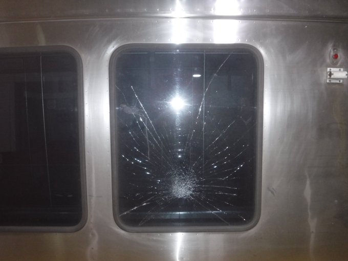 Student ‘loses it’ and smashes Red Line window after missing train ...