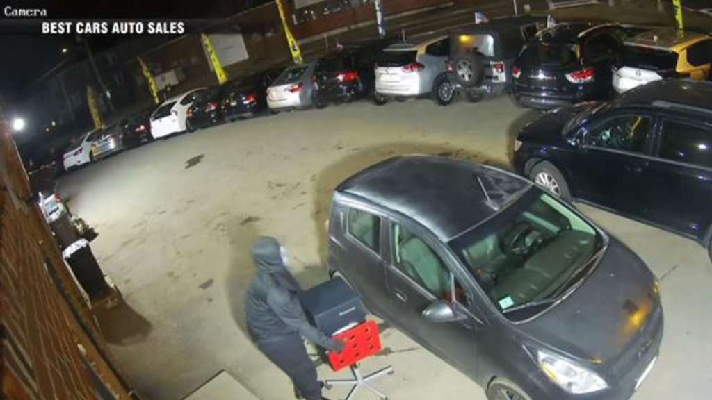 WATCH: Burglar caught on camera stealing safe from Everett car ...