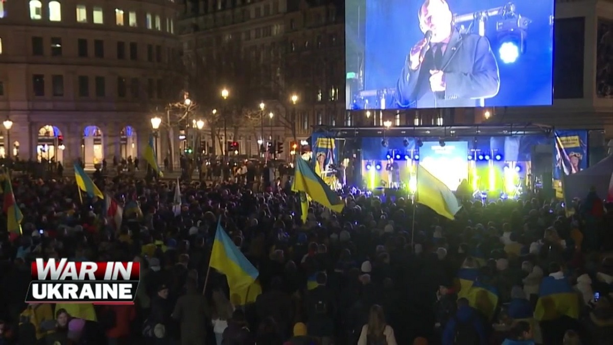 People across the world gather to mark anniversary of war in Ukraine ...