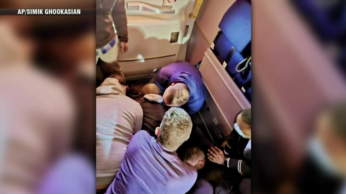 Passenger describes efforts to subdue man who disrupted flight to ...