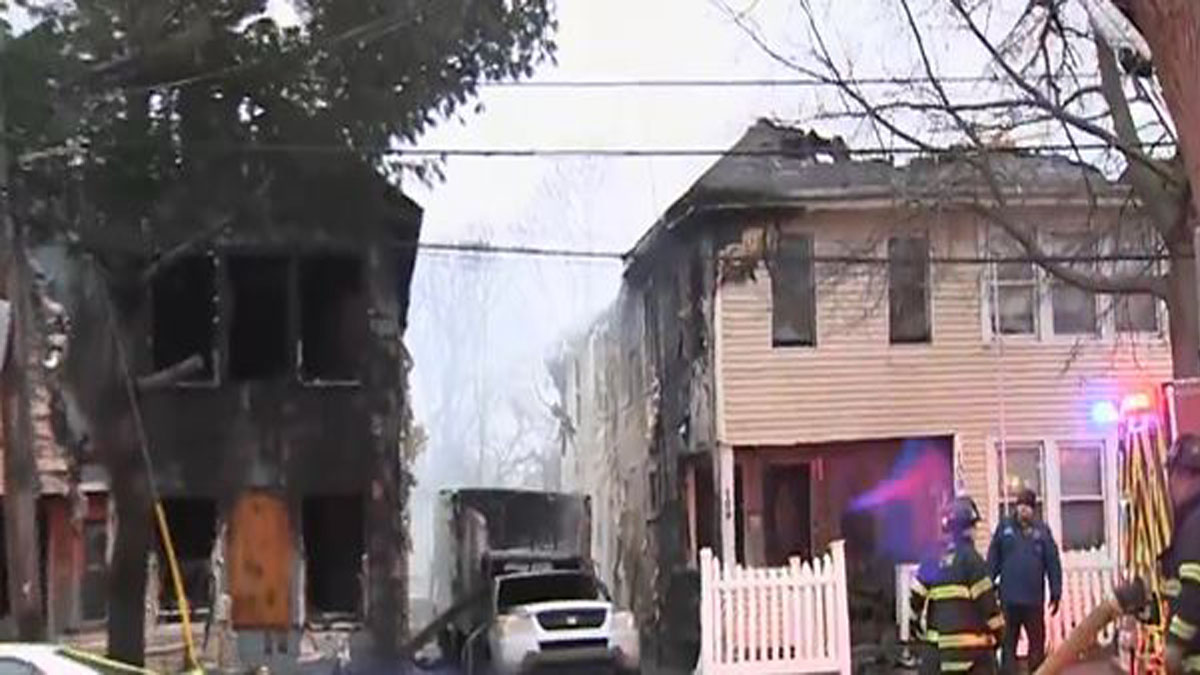 Fire Crews Battle Blaze That Burned Multiple Homes In Lynn Boston News Weather Sports Whdh