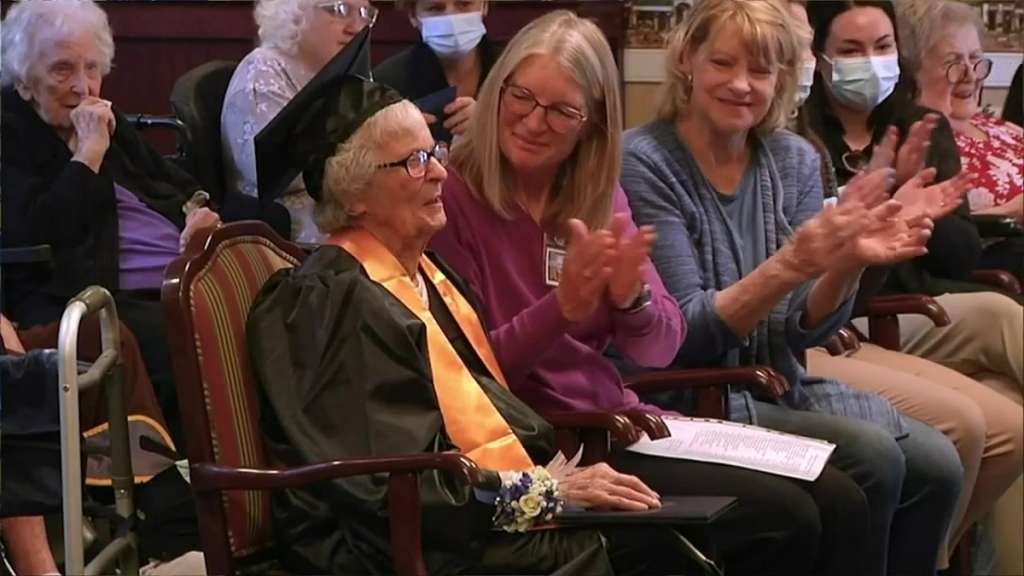 ‘follow Your Heart 102 Year Old Woman Receives College Degree