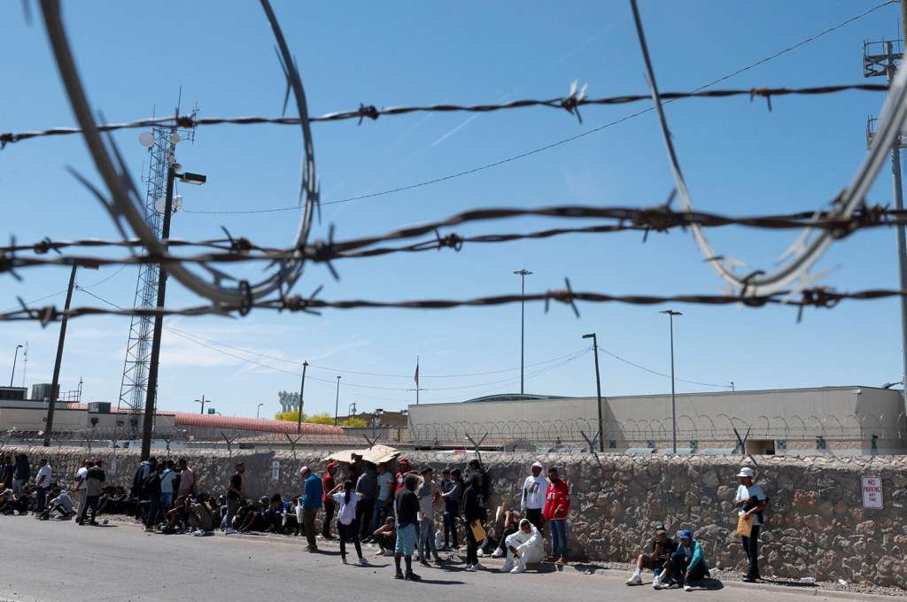 Hundreds of US troops to arrive at the border as officials and migrants ...