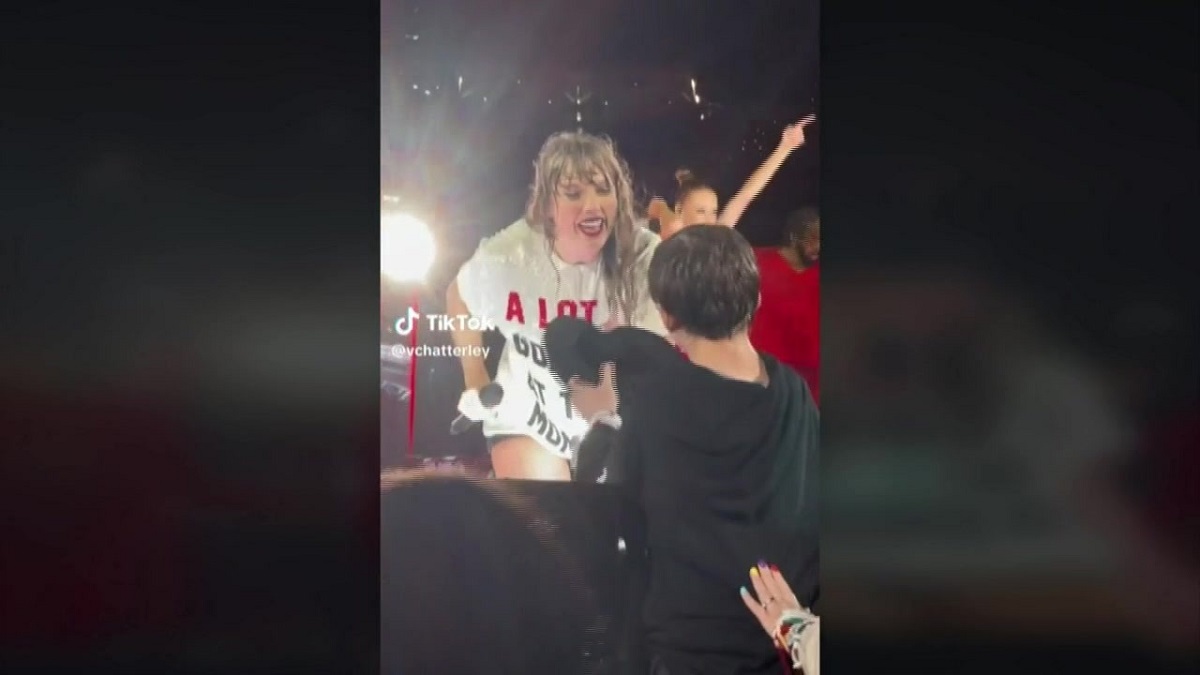 Taylor Swift gifts signed hat to 10-year-old from Connecticut during ...