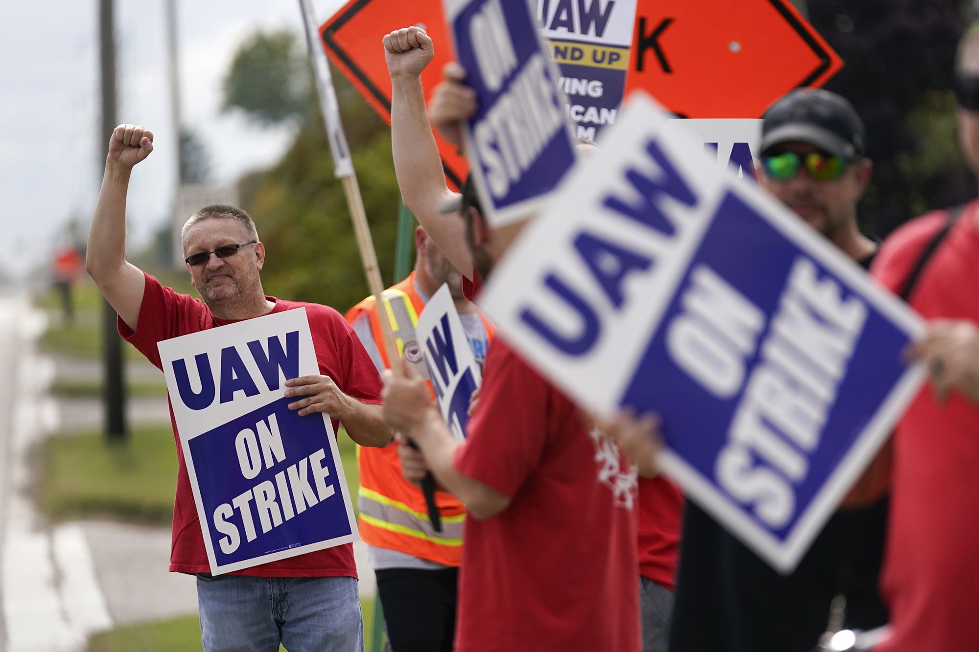 4,000 more UAW workers on strike after rejecting deal with Mack Trucks ...