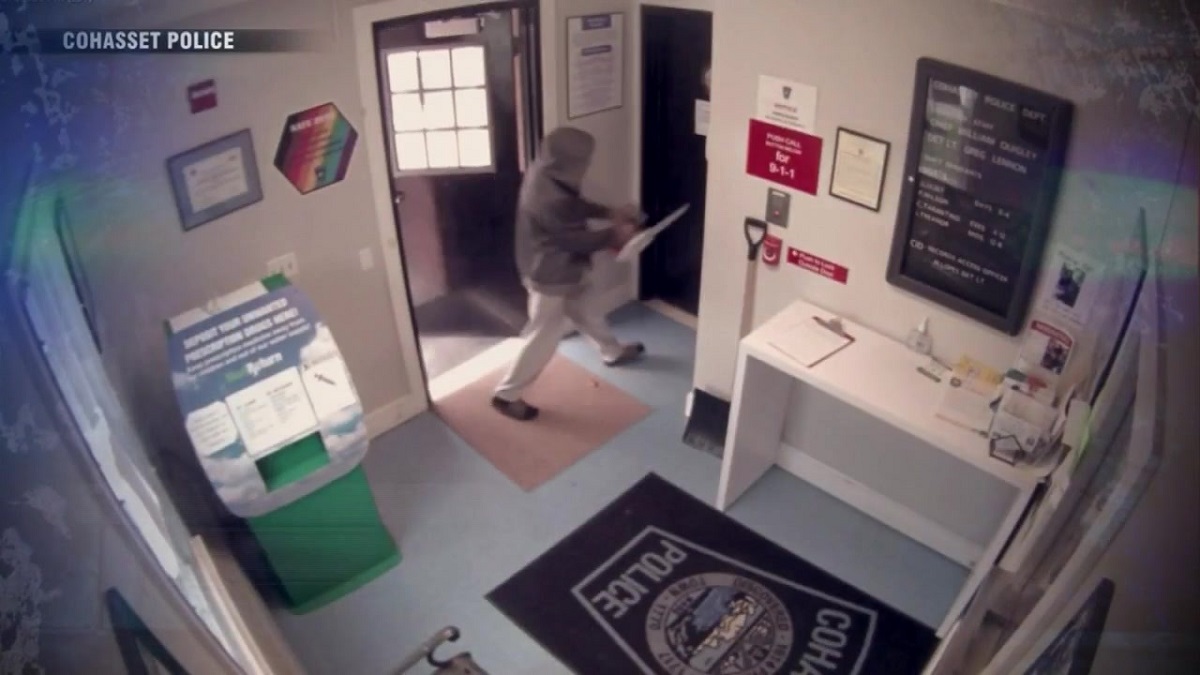 Newly-obtained surveillance video shows 2022 chainsaw attack in ... Newly-obtained surveillance video shows 2022 chainsaw attack in ...