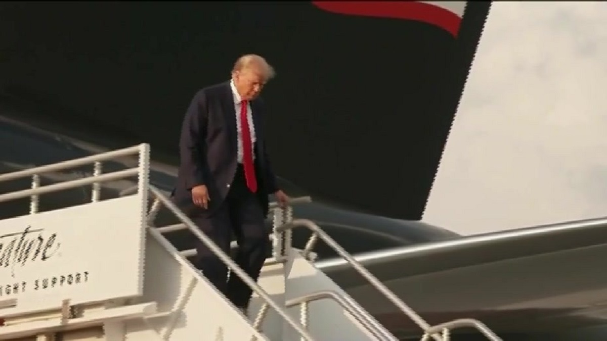 Judge pauses Trump election interference case in order that could delay ...