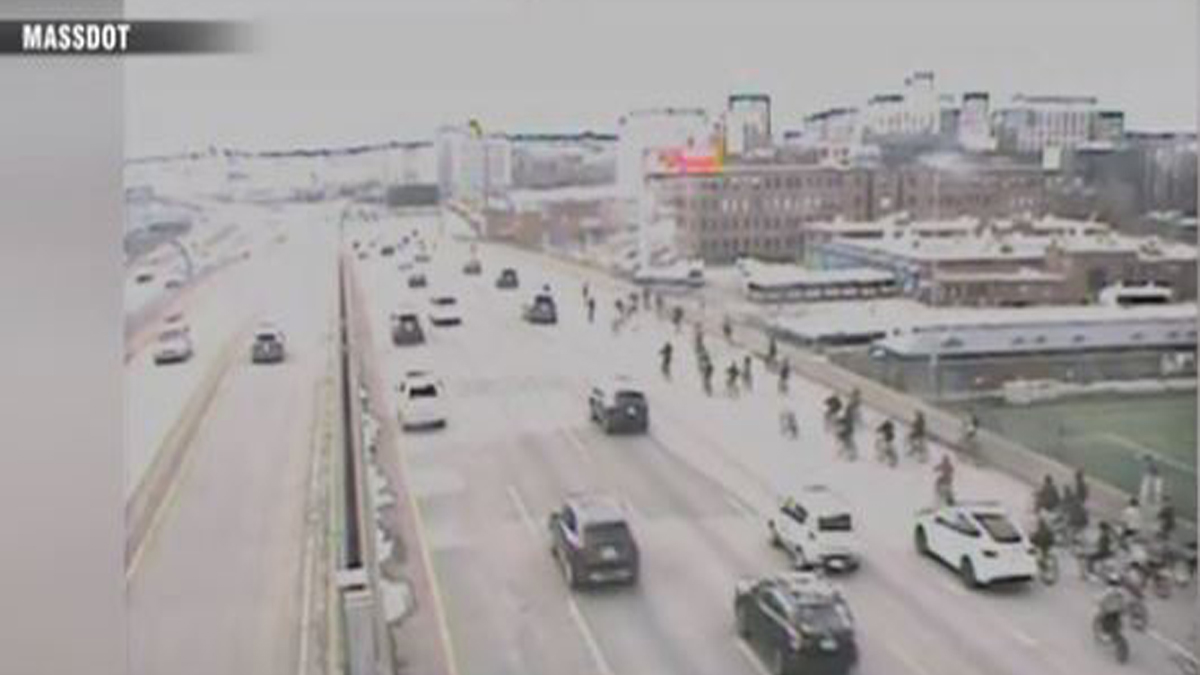 WATCH: Shocking video shows dozens of bicyclists riding on Expressway ...