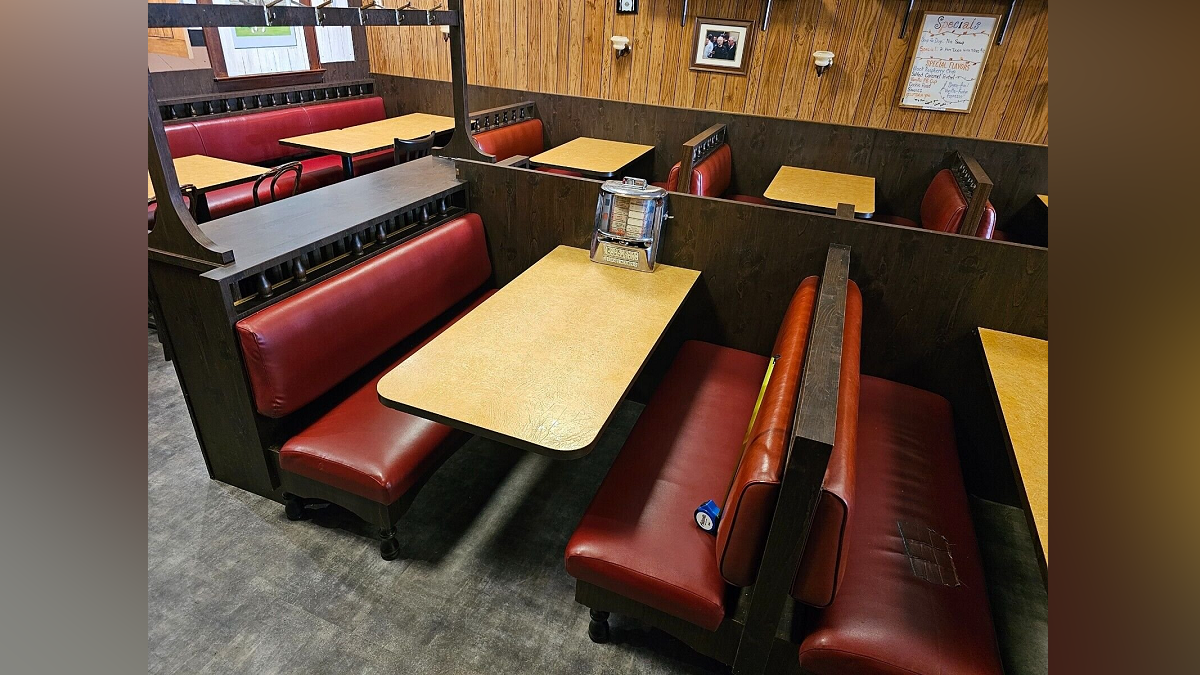 The famous booth from ‘The Sopranos’ final episode sells on eBay ...