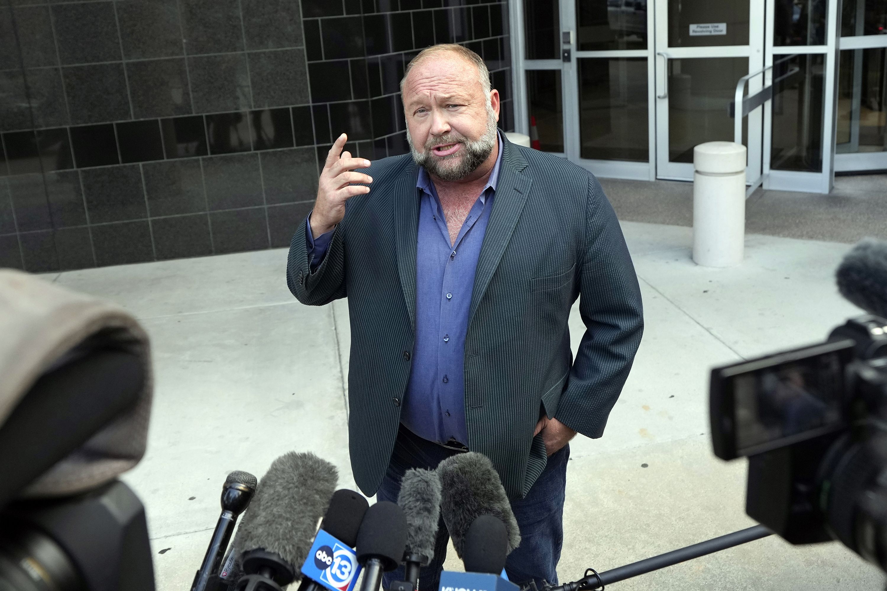 Judge rejects bankruptcy plan for Alex Jones’ Infowars but allows him ...