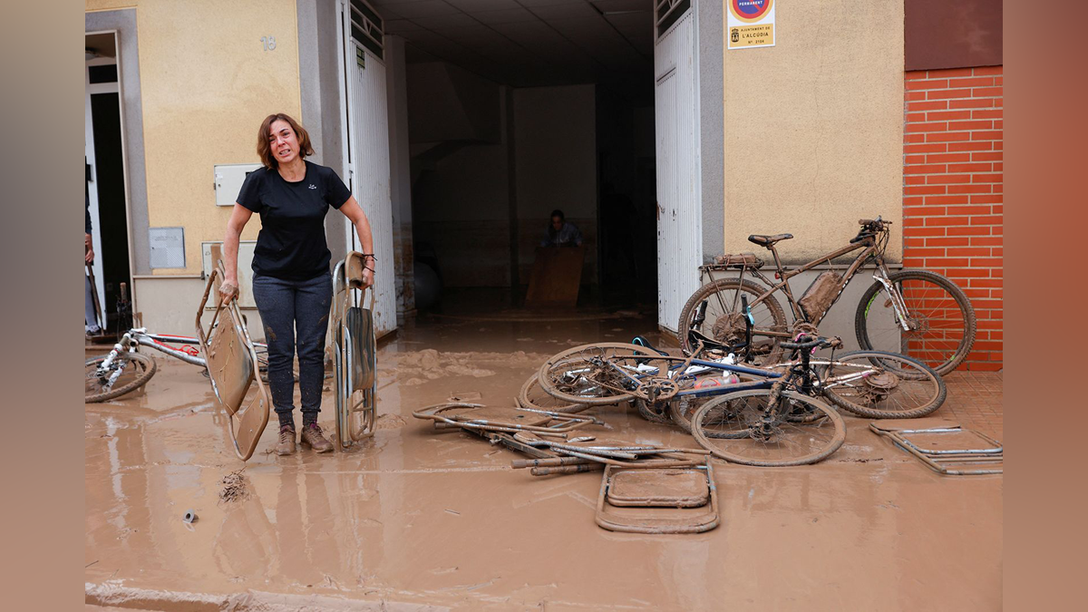 Dozens killed in southeast Spain, as flash floods sweep away walls and ...