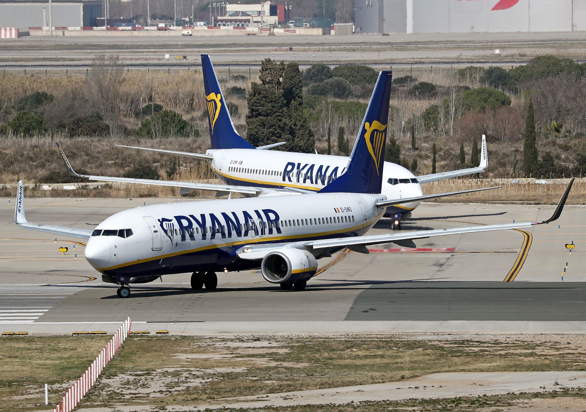 184 passengers and crew evacuated as Ryanair Boeing plane catches fire ...