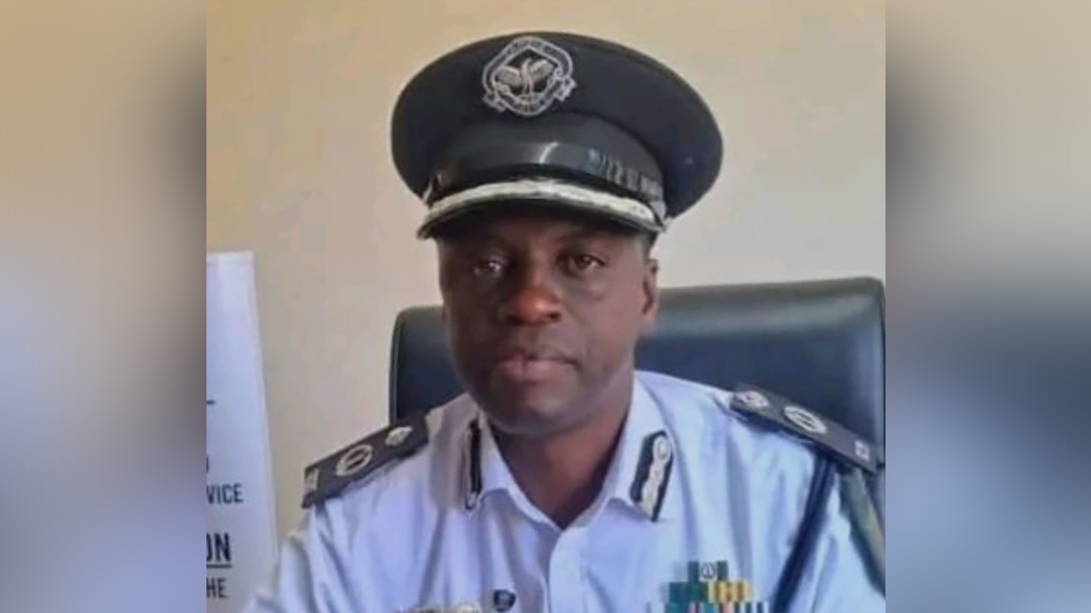 Police officer arrested after allegedly releasing prisoners to ...