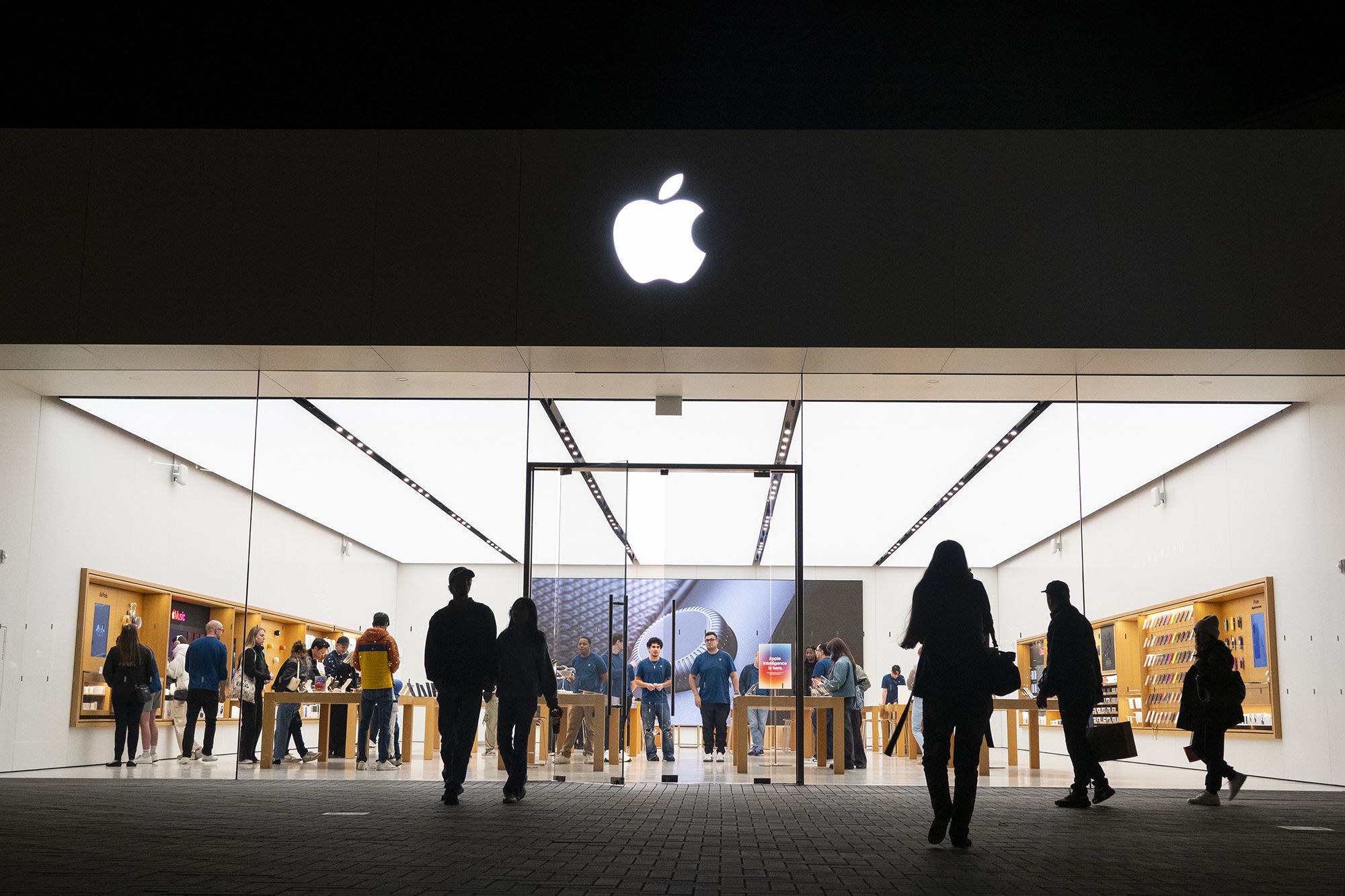 Apple launches the iPhone 16e, a cheaper new version of the iPhone 16 ...