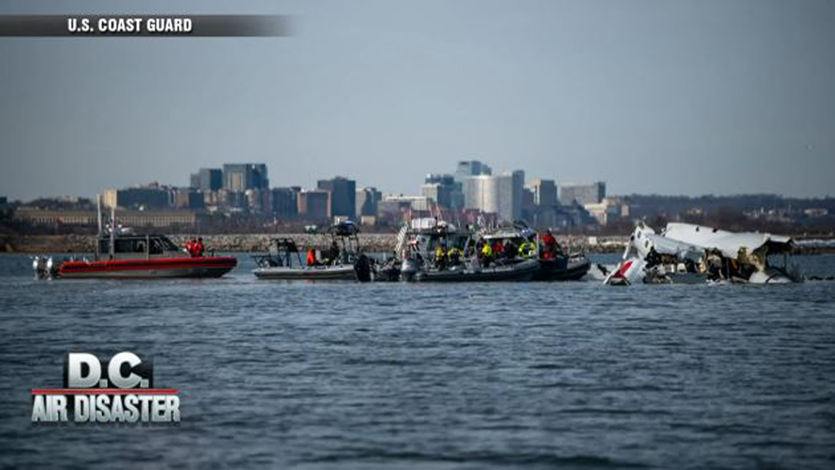 Recovery crews return to the Potomac debris after the deadly plane and ...