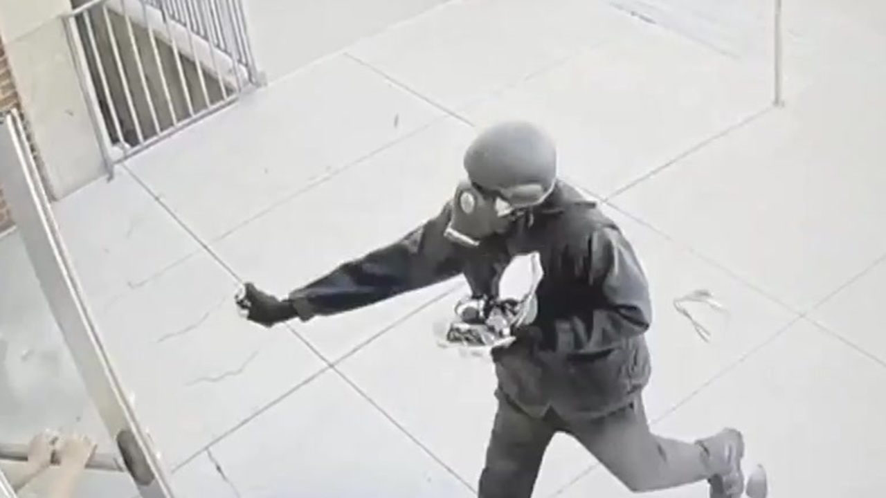 WATCH: Masked man unleashes pepper spray attack in Woburn courthouse ...