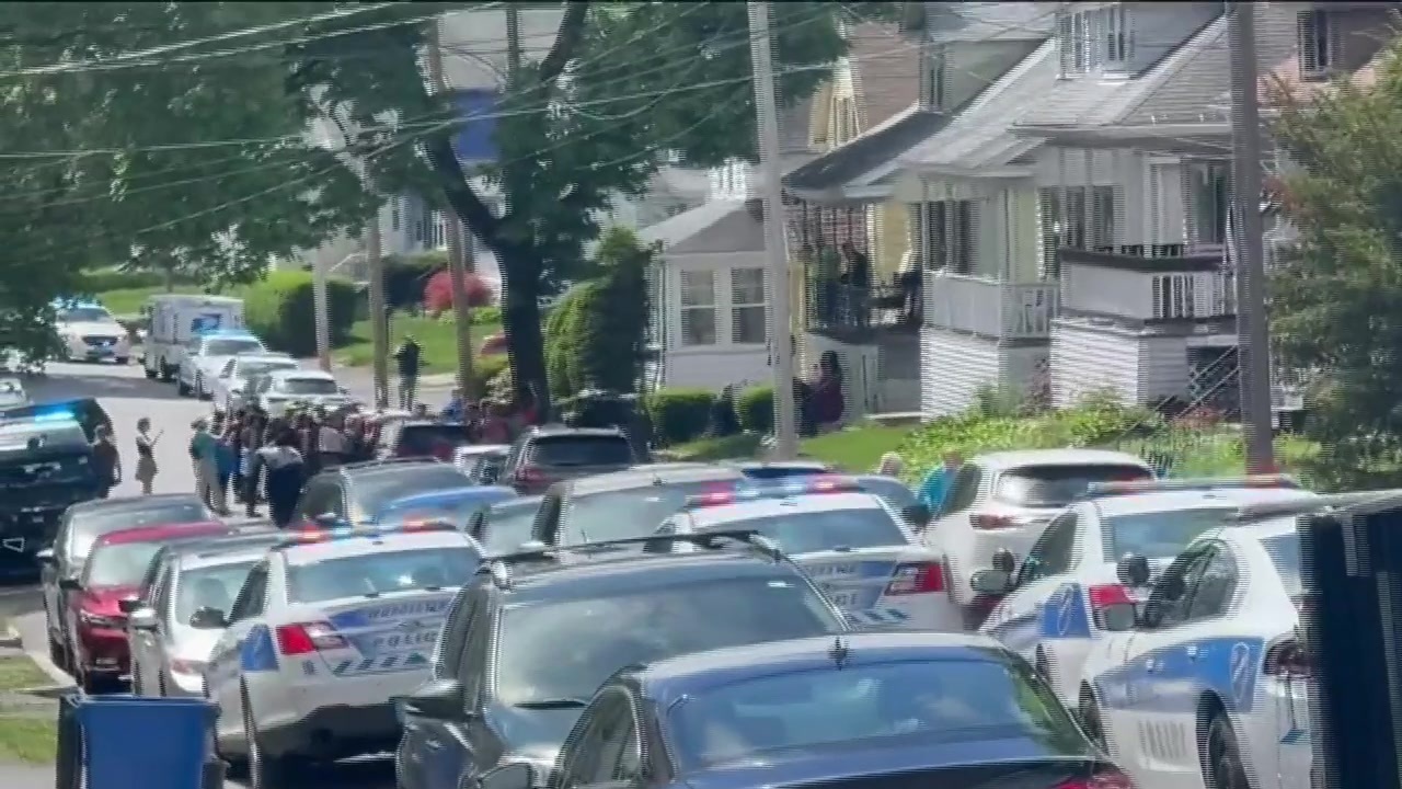 Angry mob swarms ICE agents making arrest in Worcester - Boston News ...