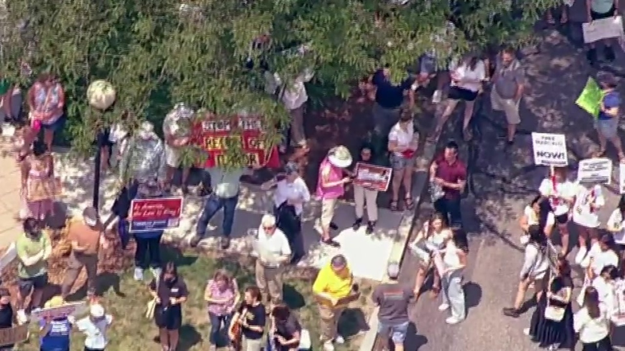 ‘Everybody deserves due process’: Supporters gather at immigration ...