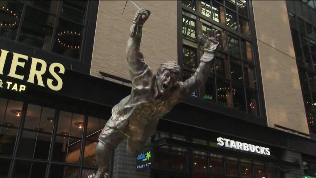 bobby orr statue