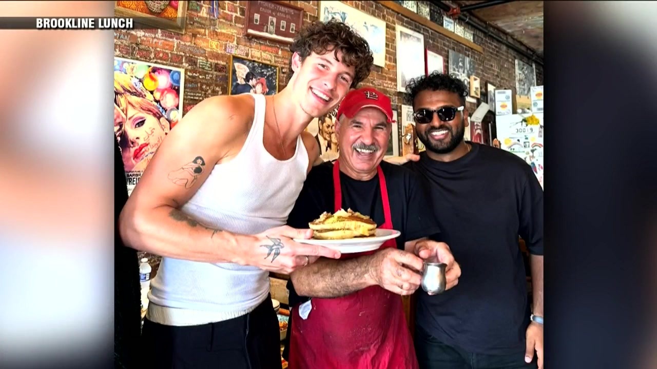 Shawn Mendes enjoys time in Cambridge, helps make food at local diner ...