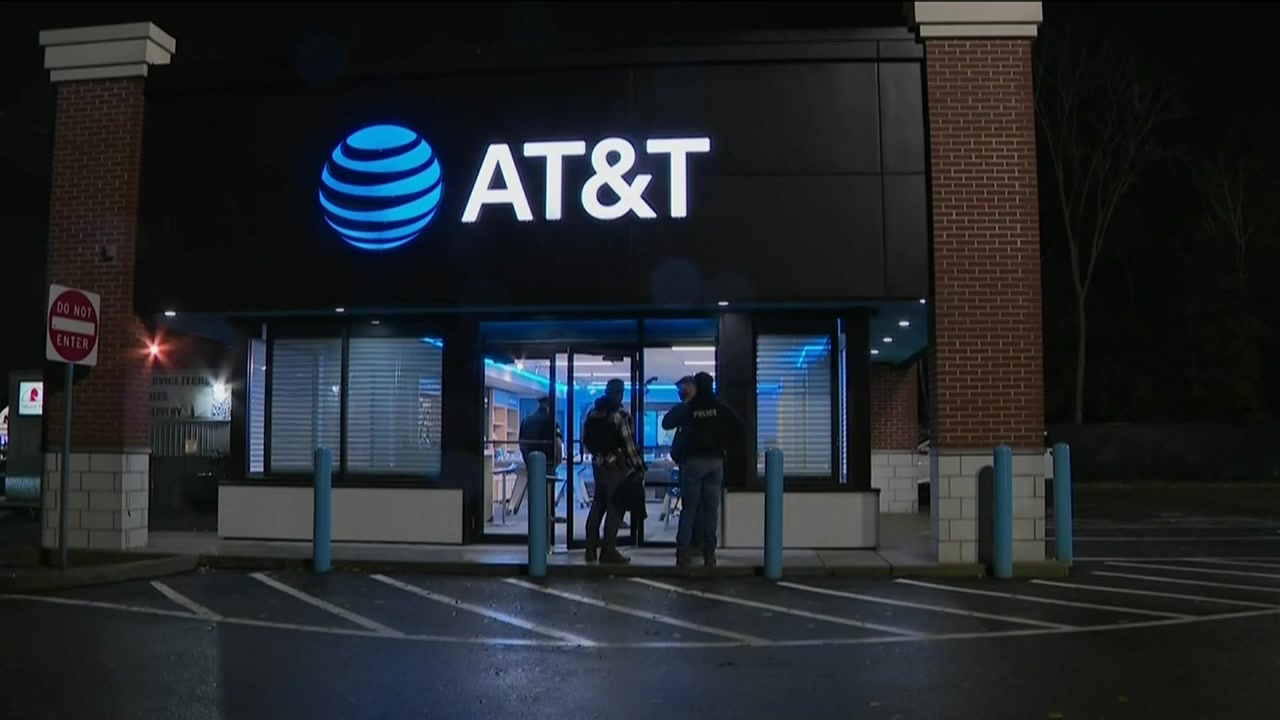 Police searching for suspects involved in Brockton AT&T store robbery ...
